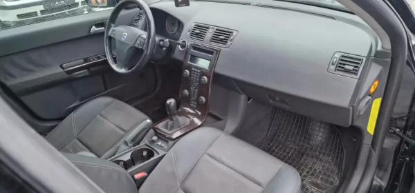 Black Volvo S40 2005 in Valmiera, with an engine capacity of 2.40 L and mileage of 177 thousand km for 2100 €, photo 10 on AUTOMOTO.COM.LV