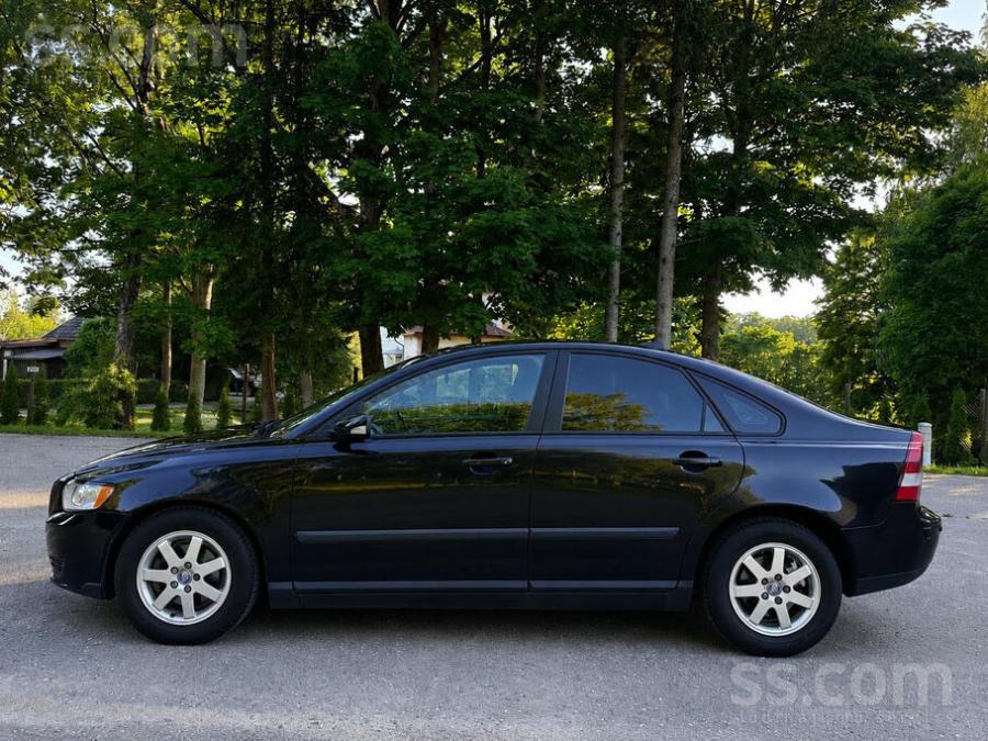 Black Volvo S40 2005 in Talsi, with an engine capacity of 1.60 L and mileage of 212 thousand km for 790 €, photo 3 on AUTOMOTO.COM.LV