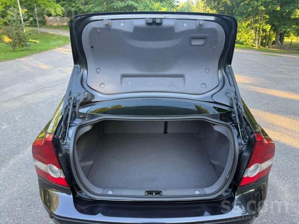 Black Volvo S40 2005 in Talsi, with an engine capacity of 1.60 L and mileage of 212 thousand km for 790 €, photo 8 on AUTOMOTO.COM.LV