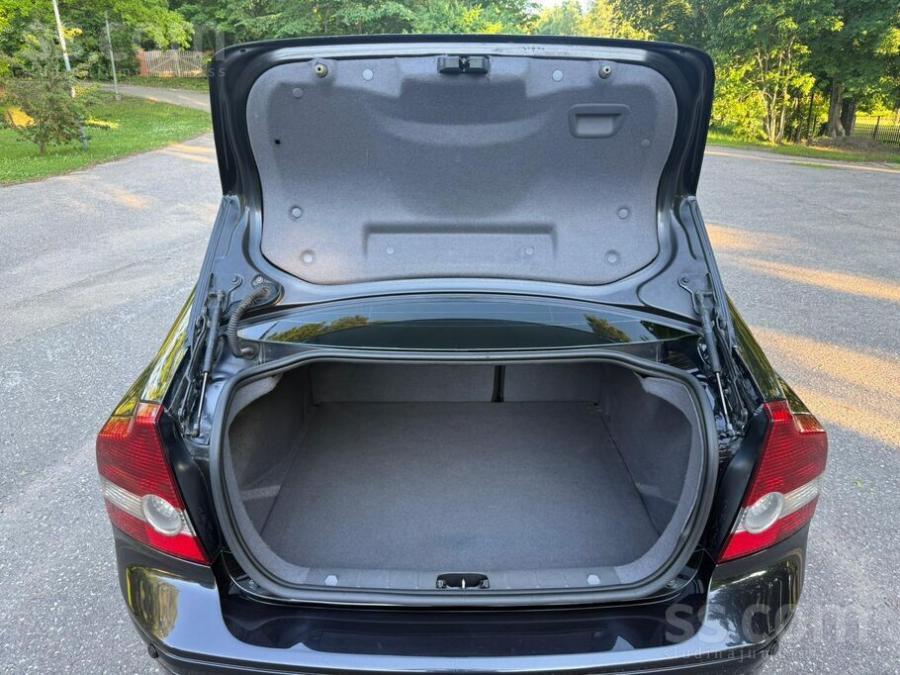 Black Volvo S40 2005 in Talsi, with an engine capacity of 1.60 L and mileage of 212 thousand km for 790 €, photo 9 on AUTOMOTO.COM.LV