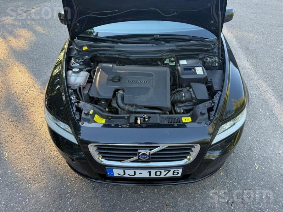 Black Volvo S40 2005 in Talsi, with an engine capacity of 1.60 L and mileage of 212 thousand km for 790 €, photo 13 on AUTOMOTO.COM.LV