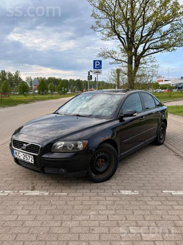 Black Volvo S40 2005 in Riga, with an engine capacity of 2.00 L and mileage of 290 thousand km for 1600 €, photo 1 on AUTOMOTO.COM.LV