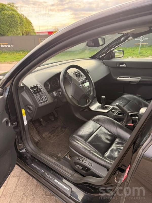 Black Volvo S40 2005 in Riga, with an engine capacity of 2.00 L and mileage of 290 thousand km for 1600 €, photo 6 on AUTOMOTO.COM.LV