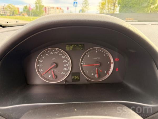 Black Volvo S40 2005 in Riga, with an engine capacity of 2.00 L and mileage of 290 thousand km for 1600 €, photo 8 on AUTOMOTO.COM.LV