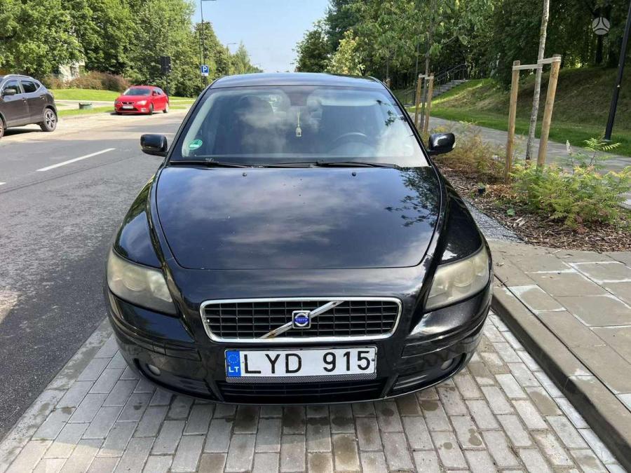 Melns Volvo S40 2005 Viļņa, ar dzinēja tilpumu 2.44 L un nobraukumu 300 tūkst. km par 1600 €, foto 1 vietnē AUTOMOTO.COM.LV