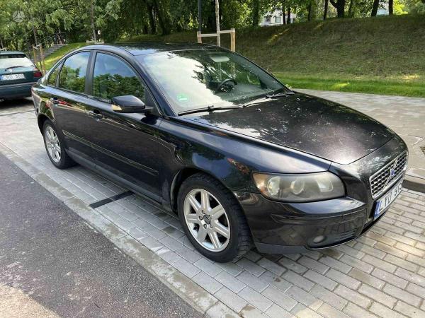 Melns Volvo S40 2005 Viļņa, ar dzinēja tilpumu 2.44 L un nobraukumu 300 tūkst. km par 1600 €, foto 2 vietnē AUTOMOTO.COM.LV