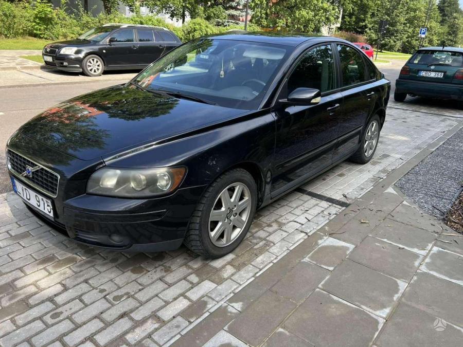 Melns Volvo S40 2005 Viļņa, ar dzinēja tilpumu 2.44 L un nobraukumu 300 tūkst. km par 1600 €, foto 4 vietnē AUTOMOTO.COM.LV