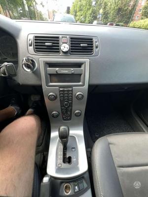 Melns Volvo S40 2005 Viļņa, ar dzinēja tilpumu 2.44 L un nobraukumu 300 tūkst. km par 1600 €, foto 10 vietnē AUTOMOTO.COM.LV