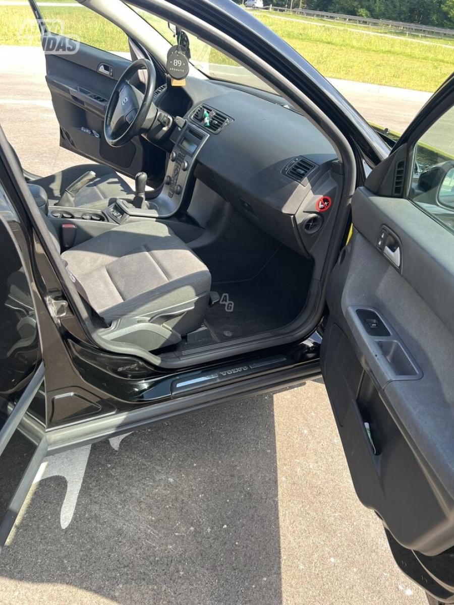 Melns Volvo S40 2005 Kauņa, ar dzinēja tilpumu 1.60 L un nobraukumu 300 tūkst. km par 2000 €, foto 15 vietnē AUTOMOTO.COM.LV