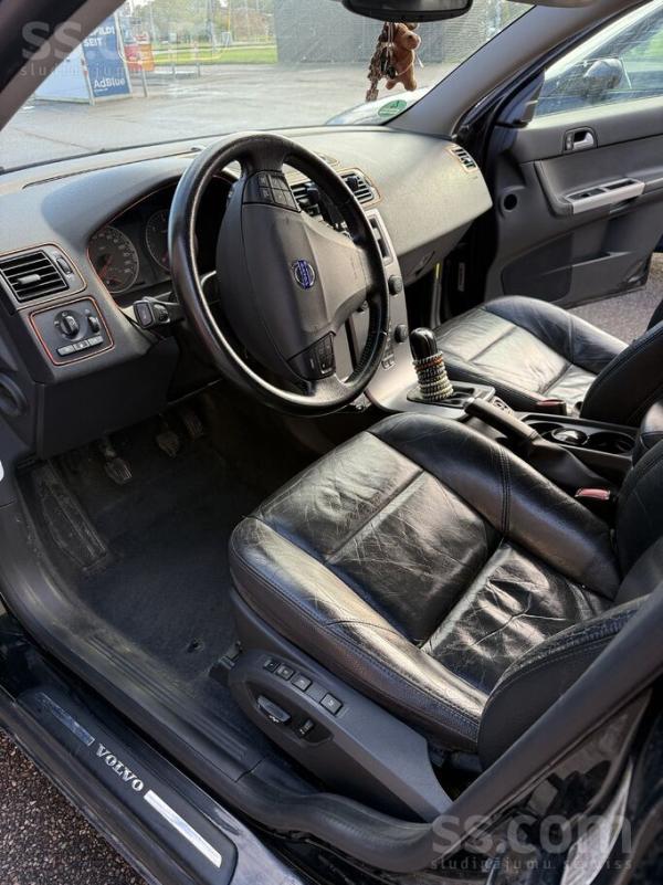 Volvo S40 2005 in Ventspils on AUTOMOTO.COM.LV Black Volvo S40 2005 in Ventspils, with an engine capacity of 2.00 L and mileage of 286 thousand km for 2500 €, photo 4 on AUTOMOTO.COM.LV