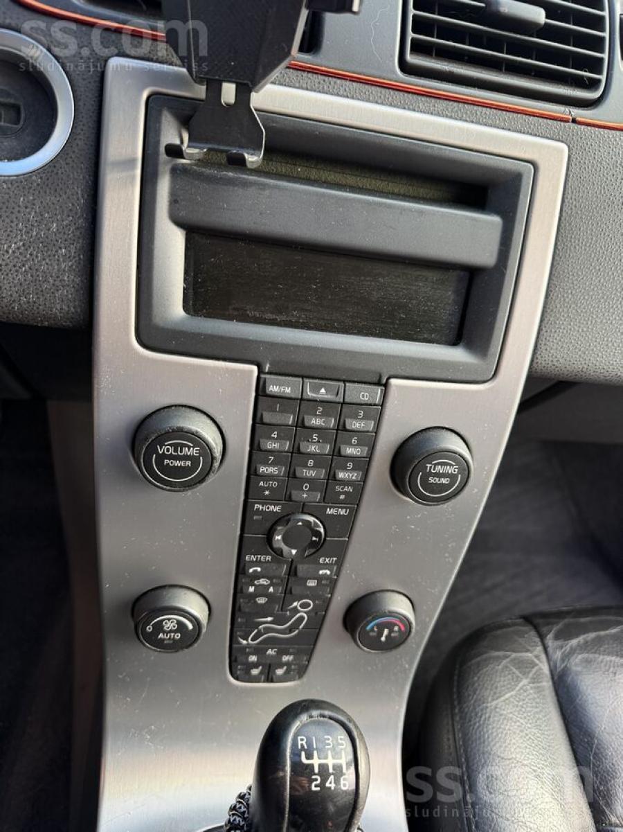 Black Volvo S40 2005 in Ventspils, with an engine capacity of 2.00 L and mileage of 286 thousand km for 2500 €, photo 7 on AUTOMOTO.COM.LV