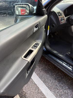 Black Volvo S40 2005 in Ventspils, with an engine capacity of 2.00 L and mileage of 286 thousand km for 2500 €, photo 9 on AUTOMOTO.COM.LV