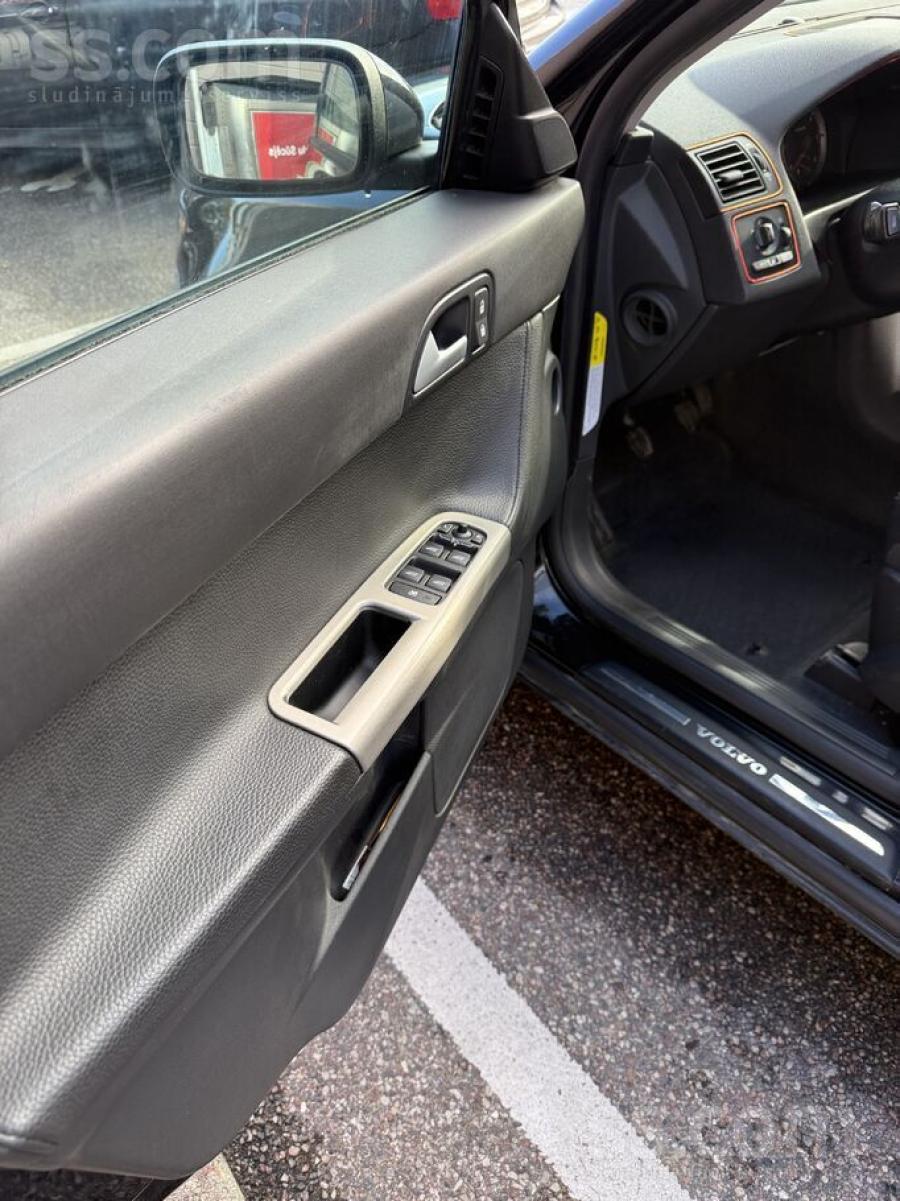 Black Volvo S40 2005 in Ventspils, with an engine capacity of 2.00 L and mileage of 286 thousand km for 2500 €, photo 9 on AUTOMOTO.COM.LV