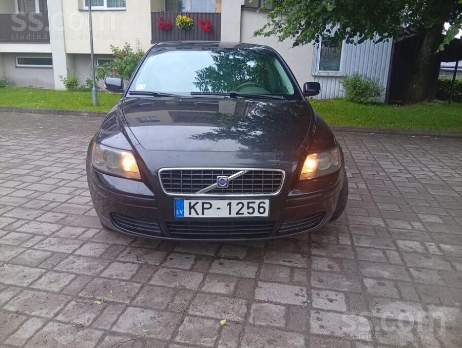 Black Volvo S40 2006 in Jelgava, with an engine capacity of 2.00 L and mileage of 329 thousand km for 1300 €, photo 2 on AUTOMOTO.COM.LV