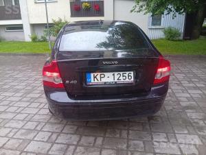 Black Volvo S40 2006 in Jelgava, with an engine capacity of 2.00 L and mileage of 329 thousand km for 1300 €, photo 5 on AUTOMOTO.COM.LV