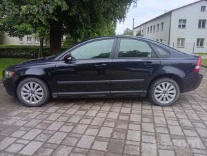 Black Volvo S40 2006 in Jelgava, with an engine capacity of 2.00 L and mileage of 329 thousand km for 1300 €, photo 7 on AUTOMOTO.COM.LV