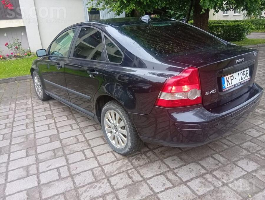 Black Volvo S40 2006 in Jelgava, with an engine capacity of 2.00 L and mileage of 329 thousand km for 1300 €, photo 12 on AUTOMOTO.COM.LV
