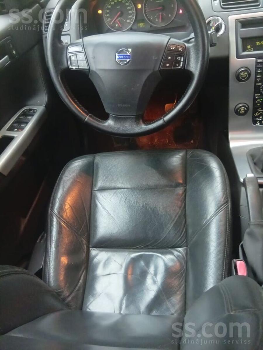 Black Volvo S40 2006 in Jelgava, with an engine capacity of 2.00 L and mileage of 329 thousand km for 1300 €, photo 13 on AUTOMOTO.COM.LV
