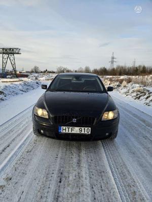 Black Volvo S40 2006 in Trakai, with an engine capacity of 1.56 L and mileage of 297 thousand km for 1250 €, photo 2 on AUTOMOTO.COM.LV