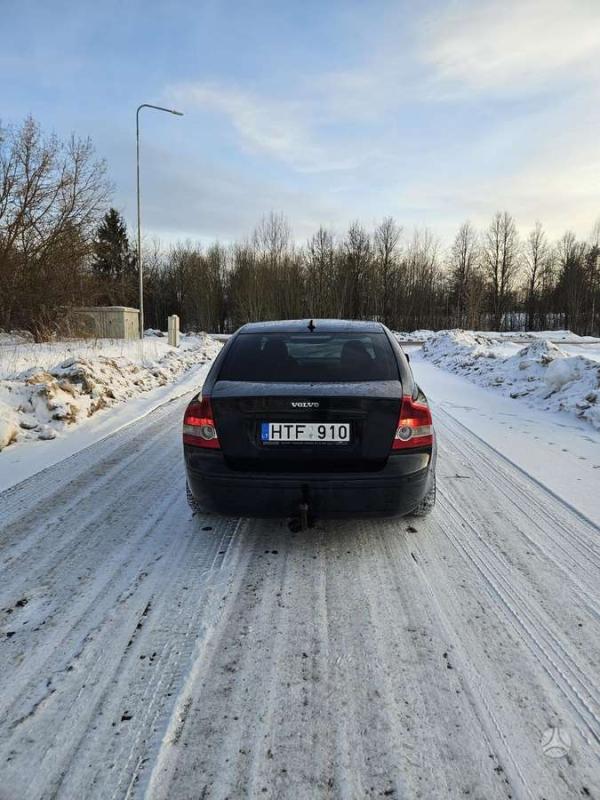 Black Volvo S40 2006 in Trakai, with an engine capacity of 1.56 L and mileage of 297 thousand km for 1250 €, photo 6 on AUTOMOTO.COM.LV