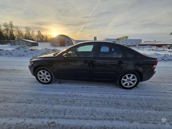 Black Volvo S40 2006 in Trakai, with an engine capacity of 1.56 L and mileage of 297 thousand km for 1250 €, photo 7 on AUTOMOTO.COM.LV