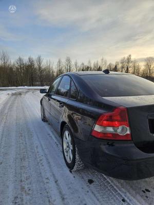Black Volvo S40 2006 in Trakai, with an engine capacity of 1.56 L and mileage of 297 thousand km for 1250 €, photo 8 on AUTOMOTO.COM.LV