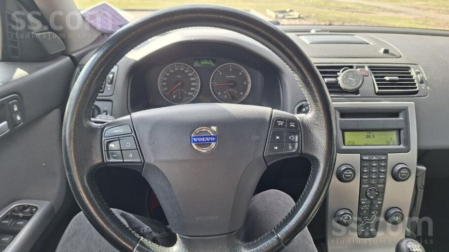 Black Volvo S40 2006 in Riga, with an engine capacity of 2.00 L and mileage of 312 thousand km for 2000 €, photo 8 on AUTOMOTO.COM.LV