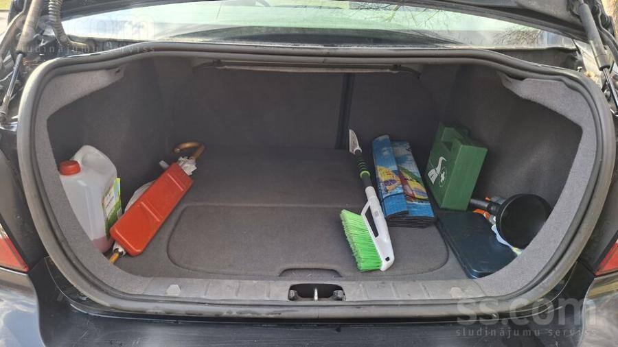 Black Volvo S40 2006 in Riga, with an engine capacity of 2.00 L and mileage of 312 thousand km for 2000 €, photo 14 on AUTOMOTO.COM.LV