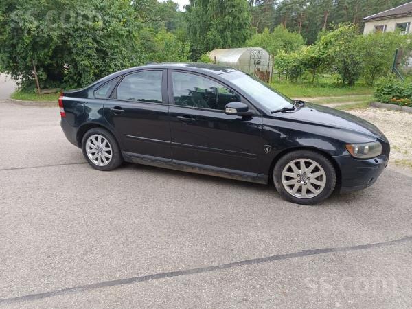 Black Volvo S40 2006 in Riga, with an engine capacity of 2.40 L and mileage of 249 thousand km for 1300 €, photo 3 on AUTOMOTO.COM.LV