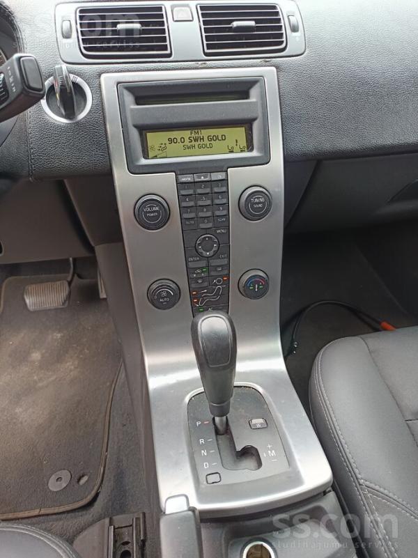 Black Volvo S40 2006 in Riga, with an engine capacity of 2.40 L and mileage of 249 thousand km for 1300 €, photo 6 on AUTOMOTO.COM.LV