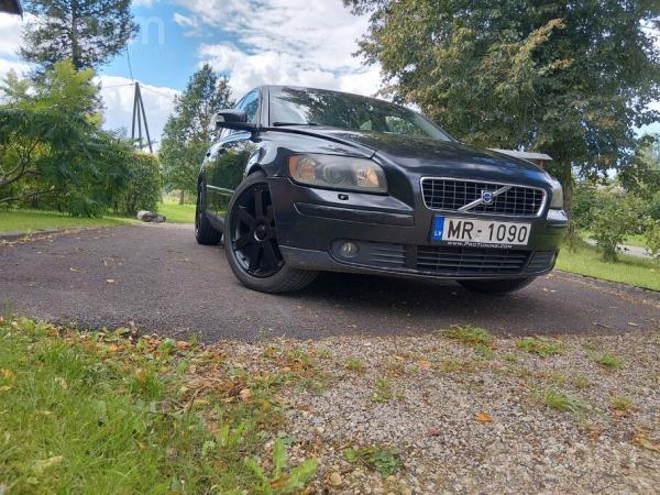 Black Volvo S40 2006 in Ogre, with an engine capacity of 2.40 L and mileage of 250 thousand km for 750 €, photo 1 on AUTOMOTO.COM.LV