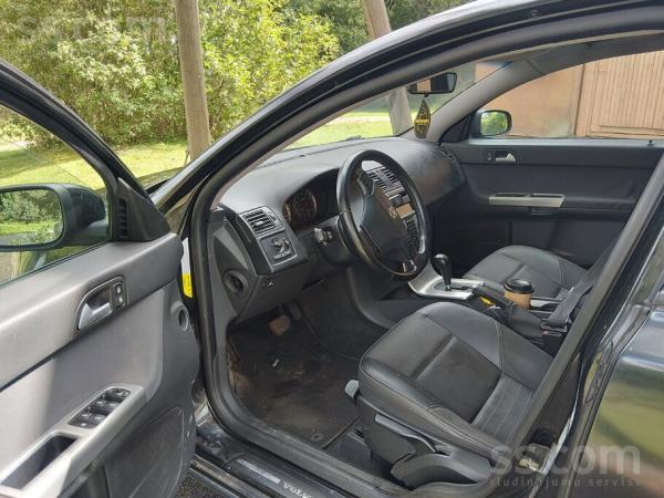 Black Volvo S40 2006 in Ogre, with an engine capacity of 2.40 L and mileage of 250 thousand km for 750 €, photo 4 on AUTOMOTO.COM.LV