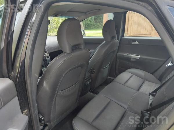 Black Volvo S40 2006 in Ogre, with an engine capacity of 2.40 L and mileage of 250 thousand km for 750 €, photo 5 on AUTOMOTO.COM.LV