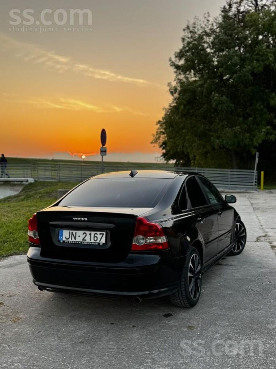 Black Volvo S40 2006 in Riga, with an engine capacity of 2.40 L and mileage of 302 thousand km for 3100 €, photo 8 on AUTOMOTO.COM.LV