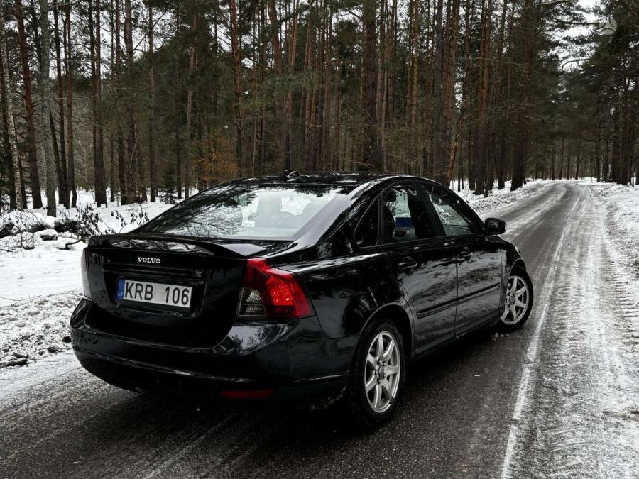 Black Volvo S40 2007 in Vilnius, with an engine capacity of 2.00 L and mileage of 394 thousand km for 2300 €, photo 3 on AUTOMOTO.COM.LV