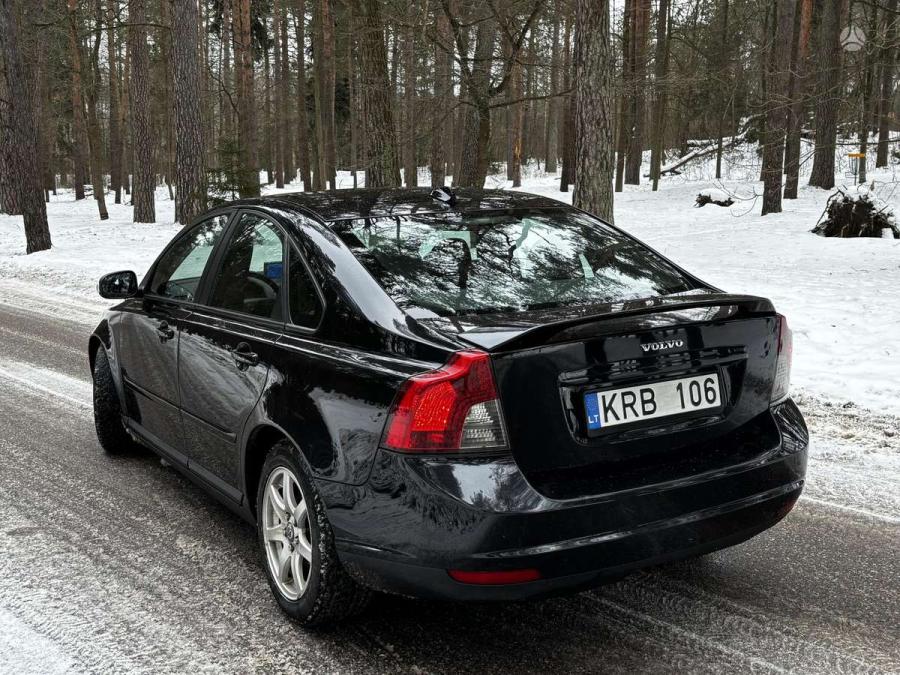 Black Volvo S40 2007 in Vilnius, with an engine capacity of 2.00 L and mileage of 394 thousand km for 2300 €, photo 4 on AUTOMOTO.COM.LV