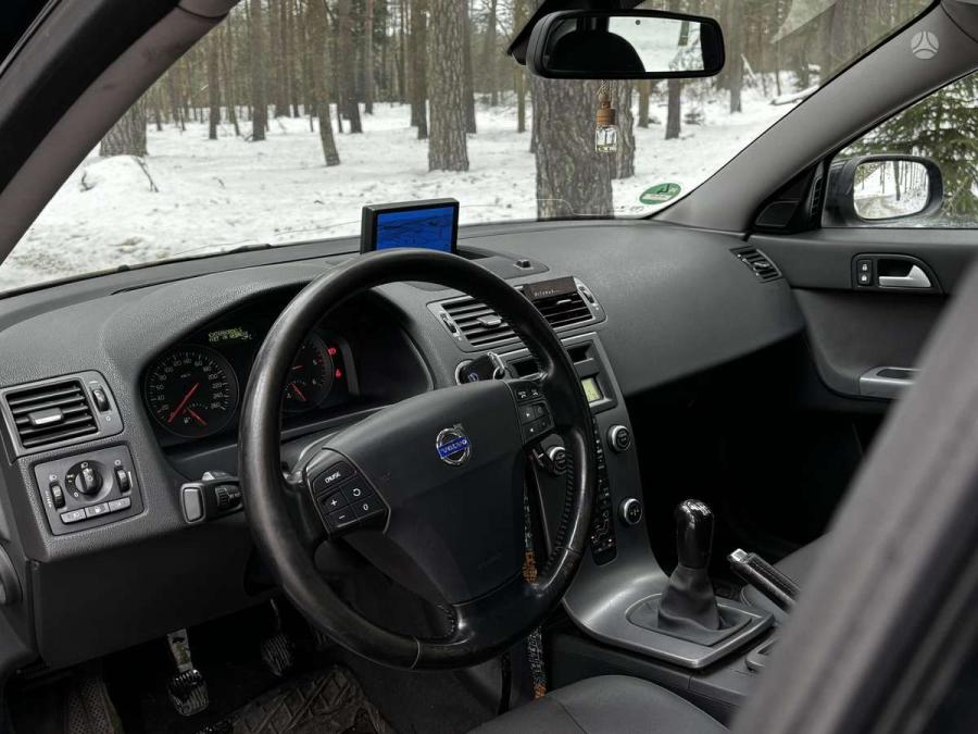 Black Volvo S40 2007 in Vilnius, with an engine capacity of 2.00 L and mileage of 394 thousand km for 2300 €, photo 11 on AUTOMOTO.COM.LV