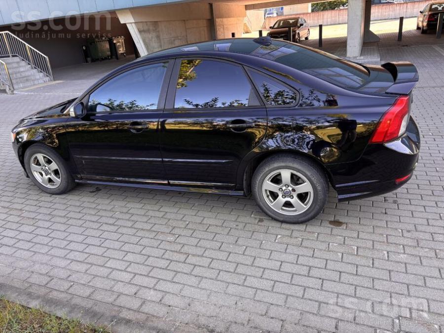Black Volvo S40 2007 in Jekabpils, with an engine capacity of 1.60 L and mileage of 315 thousand km for 2600 €, photo 5 on AUTOMOTO.COM.LV