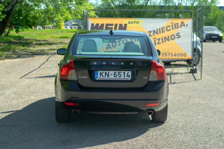 Black Volvo S40 2007 in Liepaja, with an engine capacity of 2.40 L and mileage of 346 thousand km for 3950 €, photo 4 on AUTOMOTO.COM.LV
