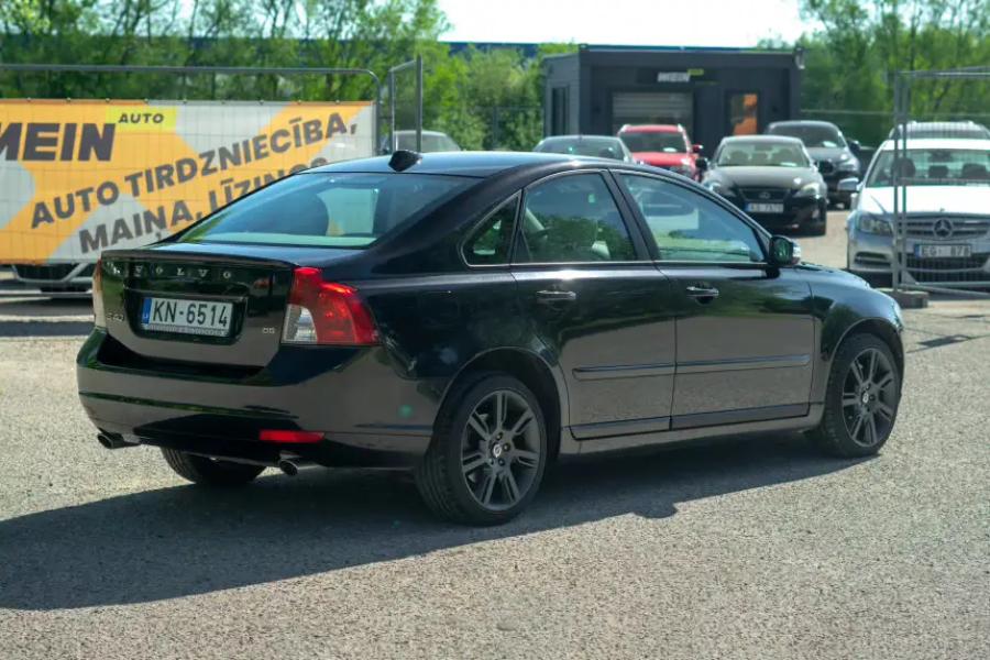 Black Volvo S40 2007 in Liepaja, with an engine capacity of 2.40 L and mileage of 346 thousand km for 3950 €, photo 5 on AUTOMOTO.COM.LV