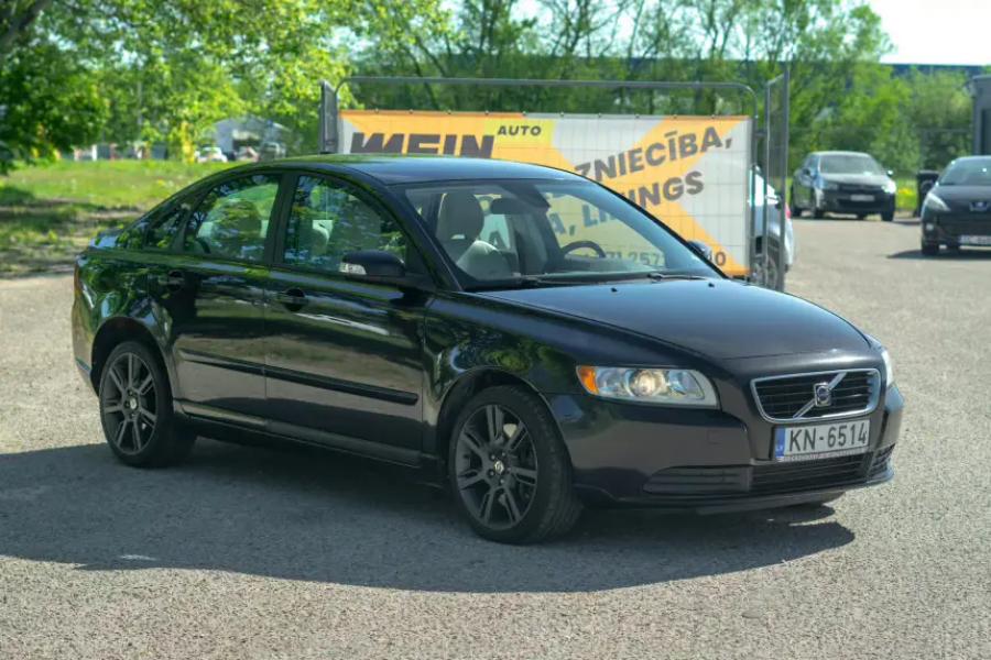 Black Volvo S40 2007 in Liepaja, with an engine capacity of 2.40 L and mileage of 346 thousand km for 3950 €, photo 6 on AUTOMOTO.COM.LV