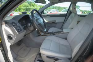 Black Volvo S40 2007 in Liepaja, with an engine capacity of 2.40 L and mileage of 346 thousand km for 3950 €, photo 9 on AUTOMOTO.COM.LV