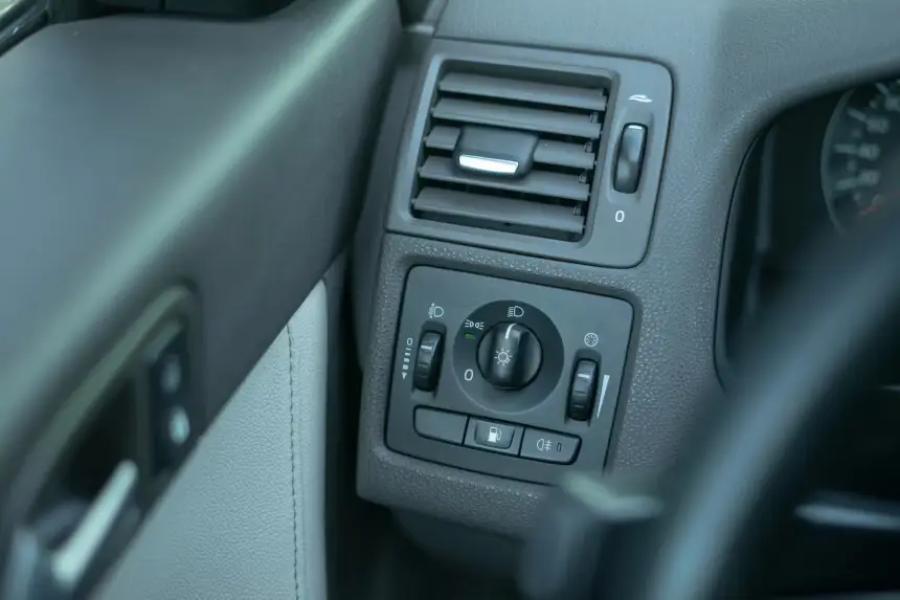 Black Volvo S40 2007 in Liepaja, with an engine capacity of 2.40 L and mileage of 346 thousand km for 3950 €, photo 22 on AUTOMOTO.COM.LV