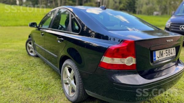 Black Volvo S40 2007 in Cesis, with an engine capacity of 1.60 L and mileage of 194 thousand km for 3250 €, photo 3 on AUTOMOTO.COM.LV