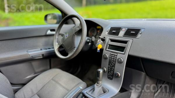 Black Volvo S40 2007 in Cesis, with an engine capacity of 1.60 L and mileage of 194 thousand km for 3250 €, photo 7 on AUTOMOTO.COM.LV