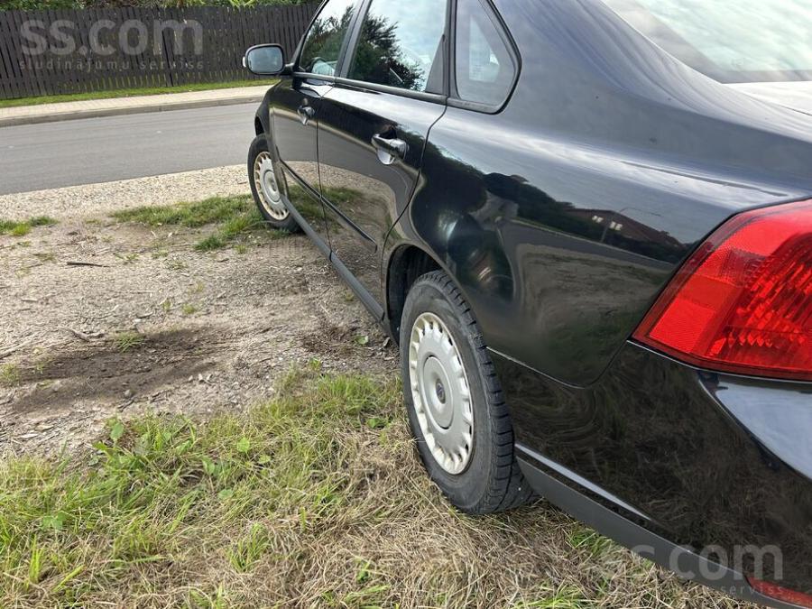 Melns Volvo S40 2007 Kuldīga, ar dzinēja tilpumu 1.60 L un nobraukumu 372 tūkst. km par 1700 €, foto 4 vietnē AUTOMOTO.COM.LV