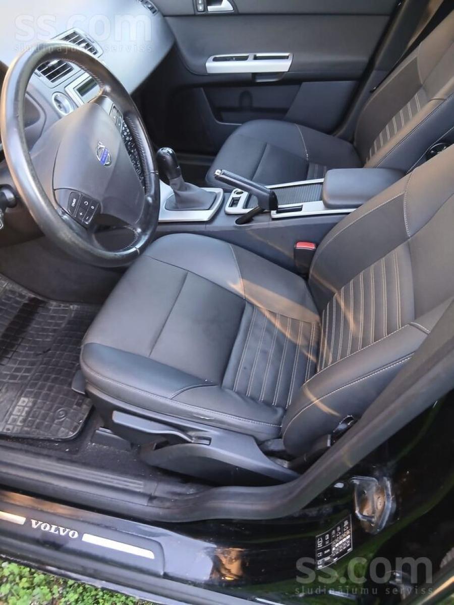 Black Volvo S40 2007 in Riga, with an engine capacity of 2.00 L and mileage of 230 thousand km for 2500 €, photo 8 on AUTOMOTO.COM.LV