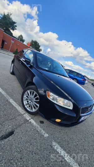 Black Volvo S40 2007 in Riga, with an engine capacity of 1.60 L and mileage of 287 thousand km for 2500 €, photo 4 on AUTOMOTO.COM.LV