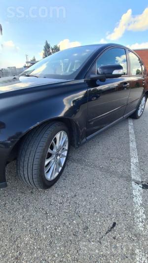 Black Volvo S40 2007 in Riga, with an engine capacity of 1.60 L and mileage of 287 thousand km for 2500 €, photo 5 on AUTOMOTO.COM.LV