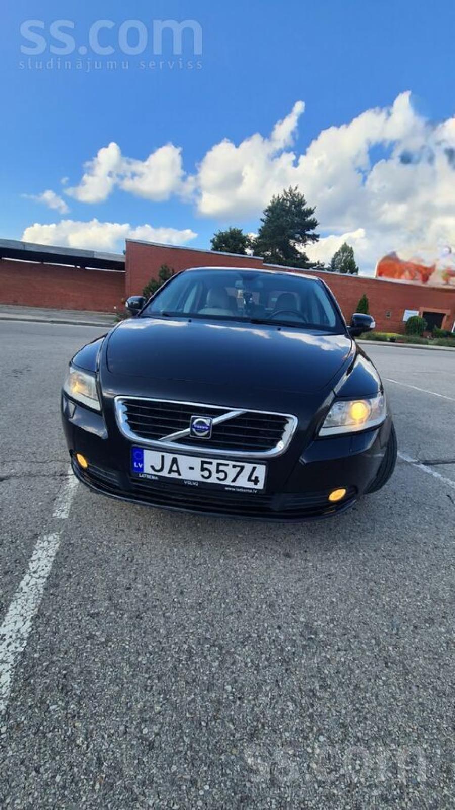 Black Volvo S40 2007 in Riga, with an engine capacity of 1.60 L and mileage of 287 thousand km for 2500 €, photo 6 on AUTOMOTO.COM.LV